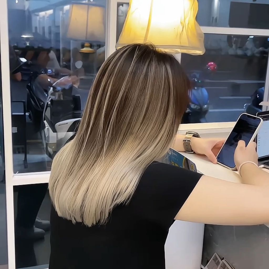 Henry亨利/基隆髮型師/人間調色盤🎨高級感髮色/手刷染/線條染 | StyleMap美配